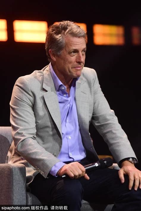 男星休格兰特现身巴西动漫展活动 西装革履显绅士气质新浪图片