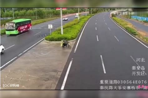 当横穿马路遇到不注意观察的司机，标准结局来了！