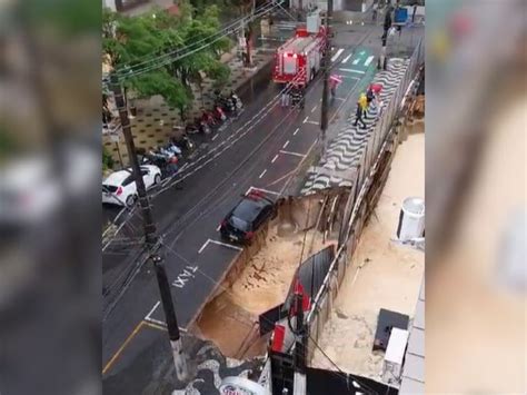 V Deo Cratera Se Abre Em Cal Ada De Obra Ap S Tempestade Em Santos Metr Poles