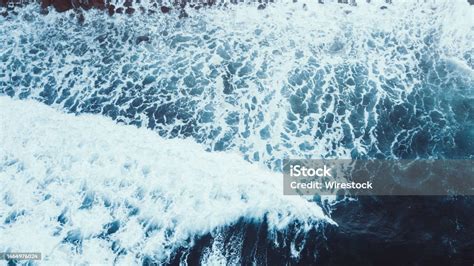 Gr을 따라 일몰에 파도와 해변의 조감도waveseat Ocean Road의 공중보기 호주 0명에 대한 스톡 사진 및 기타