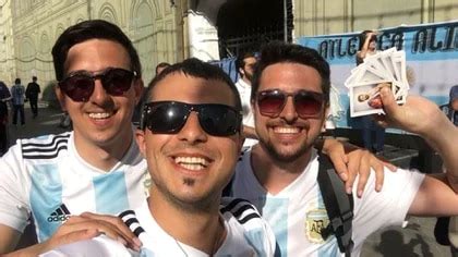 La conmovedora historia de una estampita con su cara que emocionó a Messi Él me vio levantar