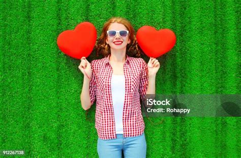 레드 심장의 모양에 공기 풍선 세로 젊은 여자 잔디에 누워 거리에 대한 스톡 사진 및 기타 이미지 거리 귀여운 낮 Istock