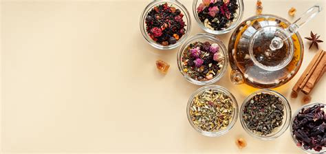 베이지 색 배경에 뜨거운 양조 차로 가득 주전자 옆에 녹색 검은 색 허브 차의 다른 유형의 세트 맛있는 유기농 음료 위에서 볼 수 있습니다 텍스트 배너를 위한 장소 0명에