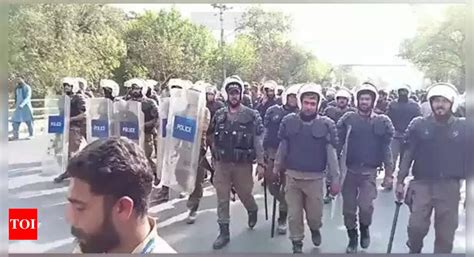 Khan Imran Khans Supporters Clash With Police As It Arrive Near His