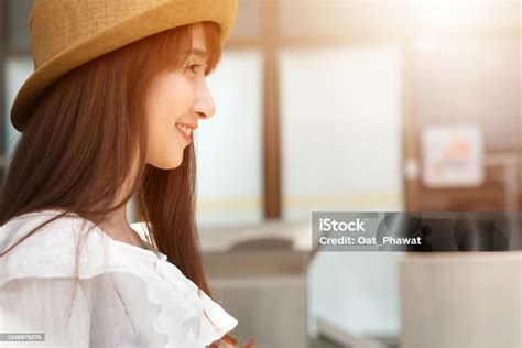 빈 회색 벽 배경에 흰색 셔츠를 입고 긴 머리 아시아 여성 관광객의 측면 20 29세에 대한 스톡 사진 및 기타 이미지 20