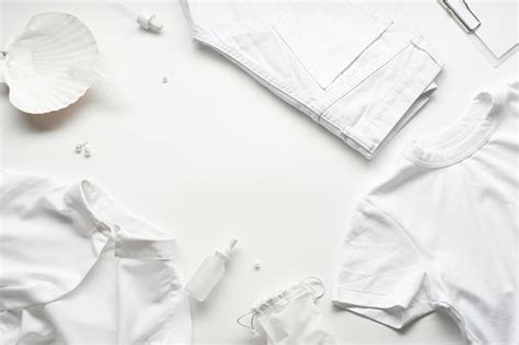 흰색 배경에 흰색 단색 플랫레이 의류 액세서리 문구 및 미용 장비 블로그 디자인 컨셉 0명에 대한 스톡 사진 및 기타 이미지