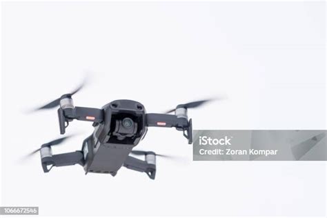 ぢ Mavic 공기 흰색 Bacground에 고립 된 공중 비행 무인 항공기 4 K 기능 작은 접이식 무인 4륜 오토바이에 대한