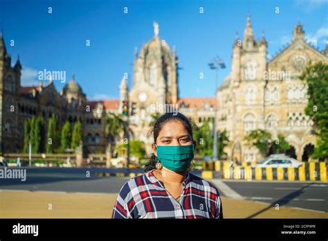 Junges Indisches Mädchen Mit Maske In Mumbai Vor Dem Bahnhof
