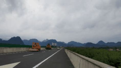 大黄蜂来了防撞缓冲车入职连英高速 行业动态 动态 中山市易路美道路养护科技有限公司 防撞缓冲车 防撞车 热再生养护车 灌缝机 密封胶
