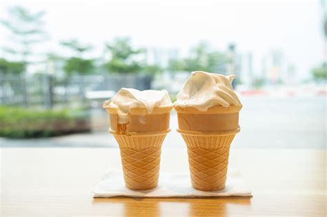 두 개의 아이스크림 콘과 테이블 수평 구성에 몇 개의 물기 0명에 대한 스톡 사진 및 기타 이미지 0명 냉동된 냉동식품