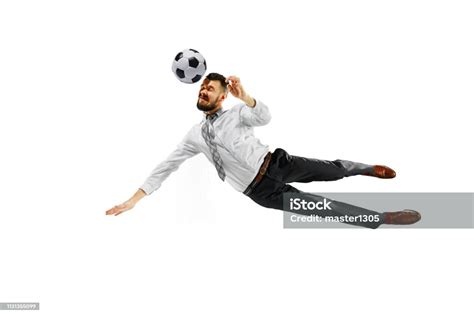 흰색 배경에 고립 된 축구를 재생 하는 젊은 사업가의 전체 길이 샷 축구에 대한 스톡 사진 및 기타 이미지 축구 경영자