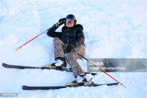 여자 스노우 스키 선수 파우더 스노우에 누워 오프 피스트 알프스 산 유럽 가루눈에 대한 스톡 사진 및 기타 이미지 가루눈 건강한 생활방식 겨울 Istock