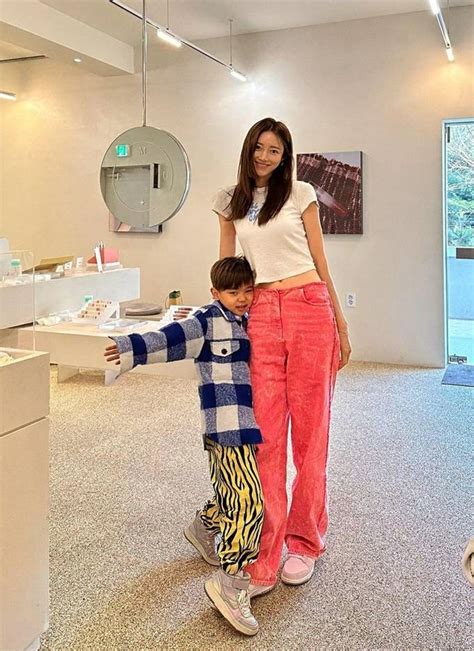 패션엔 ‘임창정 아내 서하얀 주말엔 아들과 한 몸 벌써 여름 반팔 데일리룩