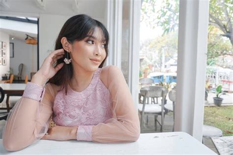 Premium Photo Thoughtful Asian Woman Keeps Hand On Chin Looks