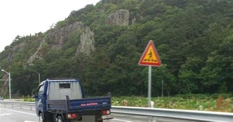 악마트럭 충격 거품물고 피흘리는 개를 끌고