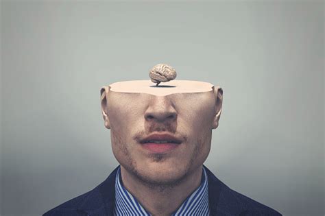 머리의 절반과 작은 두뇌를 가진 남자 자기 개발과 열린 마음 개념 이것은 3d 렌더 그림입니다 개성 개념에 대한 스톡 사진 및 기타 이미지 Istock