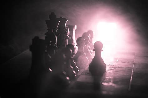 사업 아이디어와 경쟁 및 전략 아이디어 Concep 체스 보드 게임 개념 연기와 안개와 어두운 배경에 체스 피 규 어 개념에 대한 스톡 사진 및 기타 이미지 Istock