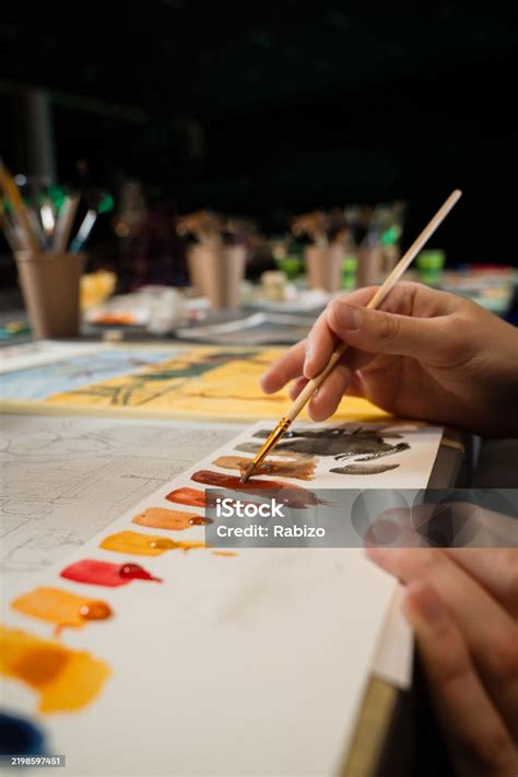아트 스튜디오에서 그림을 그리기 전에 팔레트에 색상을 혼합하는 예술 과정 종이에 페인트 브러시로 견본을 그립니다 공예에 대한 스톡 사진 및 기타 이미지 Istock