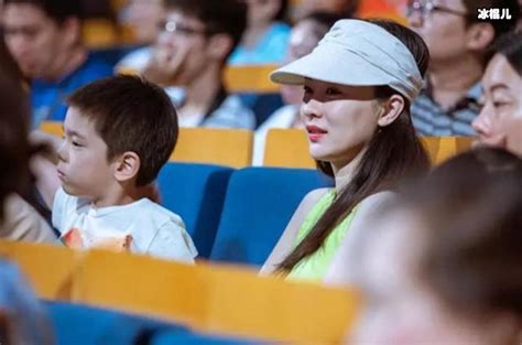 霍思燕带儿子嗯哼看魔术表演 嗯哼一脸严肃超认真神似杜江 明星 冰棍儿网