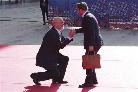 Еди Рама му се поклони Пред кого тоа КЛЕКНА албанскиот премиер во Тирана