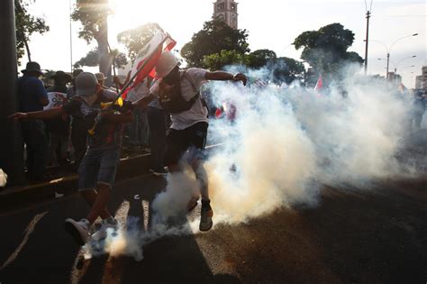 Toma De Lima Violencia En Lima Enfrentamientos Entre Vándalos Y