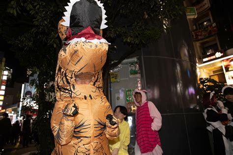 [写真] 90ページ目 街中で“調教”が始まり、ヤギが現れ、ナンパ目的の“ヒモ男”が…「今年はまだノーキスです」カオスと化していた“渋谷