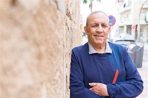 잘 생긴 중년 노인 미소 쾌활한 행복 하 고 긍정적인 벽돌 벽 배경 위에 교차 된 팔을 가진 건강한 생활방식에 대한 스톡 사진 및 기타 이미지 Istock