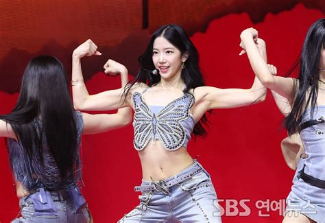 E포토 르세라핌 카즈하 근육질 카우걸