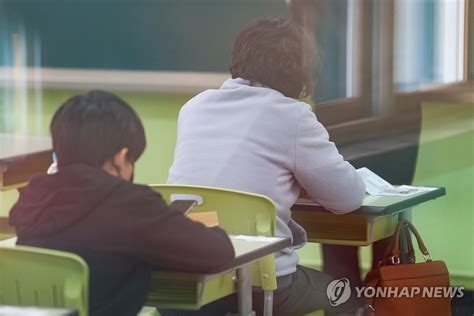 초졸 검정고시 응시하는 수험생들 연합뉴스