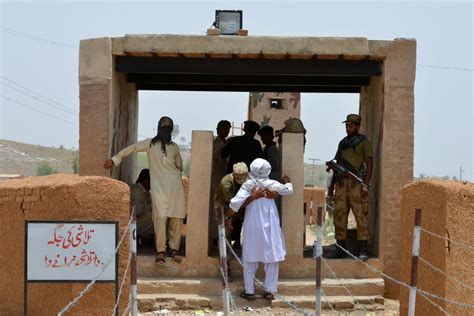 455000 Pakistanis Flee North Waziristan Cnn