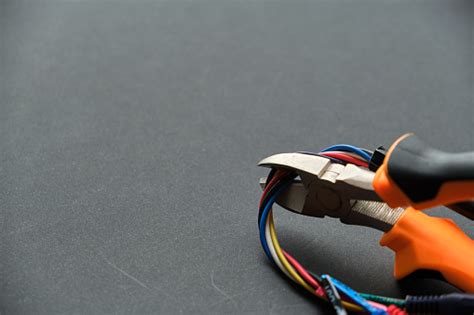 펜치 도구 절단 빨간색 전선 근접 촬영 검은 배경 서비스 및 수리 개념 펜치로 전선을 자르고 가전 제품 설치 0명에 대한 스톡 사진 및 기타 이미지 Istock