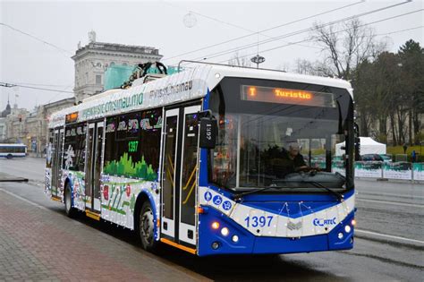 Туристический новогодний троллейбус курсирует последние выходные