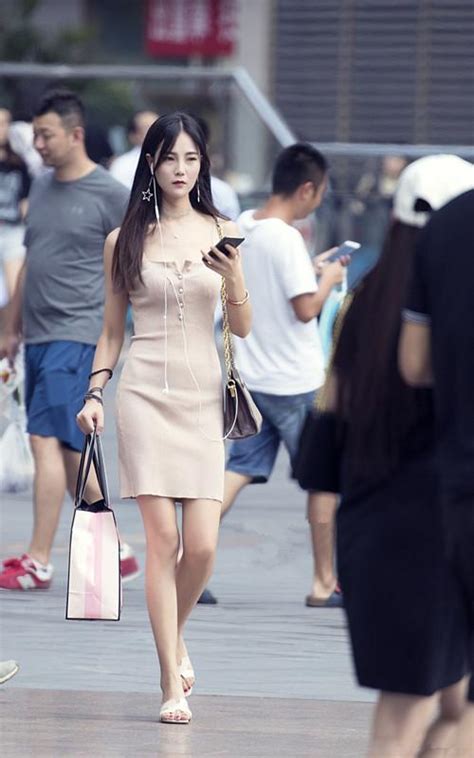 重慶街拍：襯衫正確搭配方式，男搭配黑短褲，女搭牛仔短褲和掛脖 每日頭條