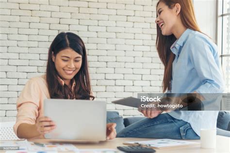 행복 두 여성은 사무실 책상에서 자신감 팀 회의 함께 일 컴퓨터 노트북 스타트업 회사와 협력하는 팀 비즈니스 파트너 미소 짓는 얼굴로 직장에서 아시아 동료 우정 밀레니엄
