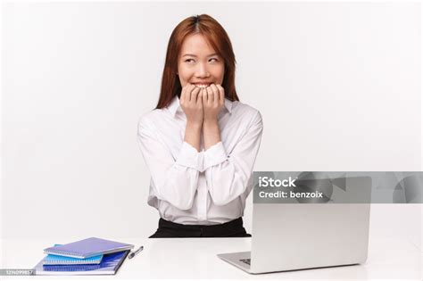 경력 직장 및 여성 기업가 개념 문서와 노트북 사무실 책상에 앉아 교활한 꿈꾸는 바보 같은 아시아 소녀의 초상화 Scheming