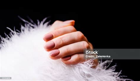 손톱 디자인 검은 배경에 밝은 분홍색 봄 매니큐어와 손 여성의 손을 닫습니다 예술 손톱입니다 매니큐어 미용술에 대한 스톡 사진