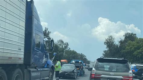 Accidente En La Carretera México Querétaro Tráiler Y Auto Chocan