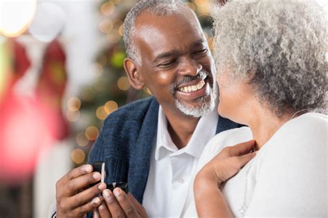 행복 수석 남자 그의 아내에 게 크리스마스에 대 한 반지를 제공 12월에 대한 스톡 사진 및 기타 이미지 12월 고전 양식 기혼 Istock