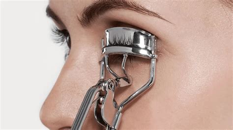 How To Curl Eyelashes With And Without An Eyelash Curler
