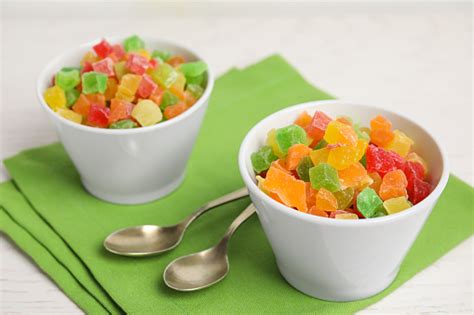 테이블에 맛있는 설탕에 절인 과일을 곁들인 숟가락과 그릇 0명에 대한 스톡 사진 및 기타 이미지 0명 개체 그룹 건강한