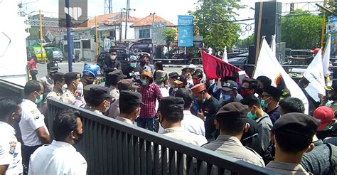 Kejari Sampang Tolak Temui Massa Unjuk Rasa Berujung Ricuh Malang Pagi