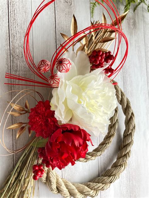 【creema限定】お正月ハンドメイド2023 新春お正月飾り 紅白の芍薬とマムが華やかなしめ縄リース しめ縄・しめ飾り Atelier
