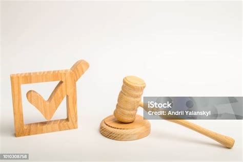 나무 체크 표시 하 고 흰색 배경에 판사의 망치 국민투표 및 선거 판사 헌법 재판소에 약속입니다 정부 선거 제어할 수 있습니다 0명에 대한 스톡 사진 및 기타 이미지