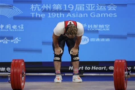 Foto Eko Yuli Irawan Tertunduk Usai Gagal Raih Medali Di Asian Games 2022