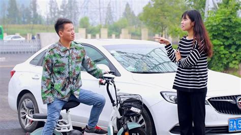 农村小伙骑车撞上城里姑娘，俩人吵架一个比一个能说，太有才了搞笑幽默短剧好看视频