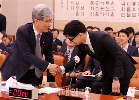 포토 인사 나누는 김상환 법원행정처장 한동훈 법무부 장관