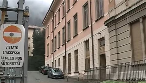 Como Scuola Di Via Brambilla Si Stacca Il Vetro Della Finestra E Si
