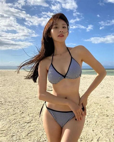 90后“人间尤物”一夜爆红，看完她的照片，200w网友惊呼：我又恋爱了！！ 搜狐大视野 搜狐新闻