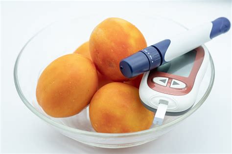 약 당뇨병 Glycemia 건강 관리 및 사람들 개념포도 당 미터와 유리 그릇에 신선한 토마토와 체크 혈당 수준에 대 한 첨 두 닫습니다 건강 검진에 대한 스톡 사진 및