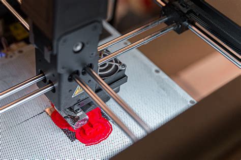 현대 3d 프린터 인쇄 작은 빨간 그림 위에서 보기를 닫습니다 3차원 인쇄에 대한 스톡 사진 및 기타 이미지 3차원 인쇄 3차원 형태 공학 Istock